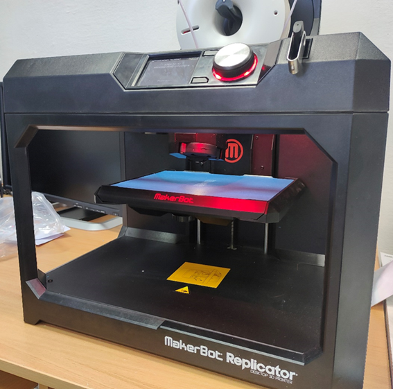 MakerBot Replicator wykorzystuje technologię wytłaczania warstwowego ...